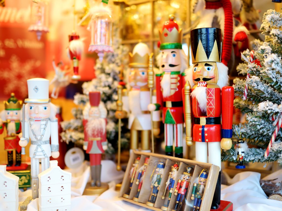 The Ultimate Guide on What To Put in Christmas Cracker - Wholesale Bulk ...